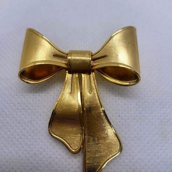 Avon | Jewelry | Bow Etched Ribbon Avon 98 Vintage Gold Pin Brooch ...